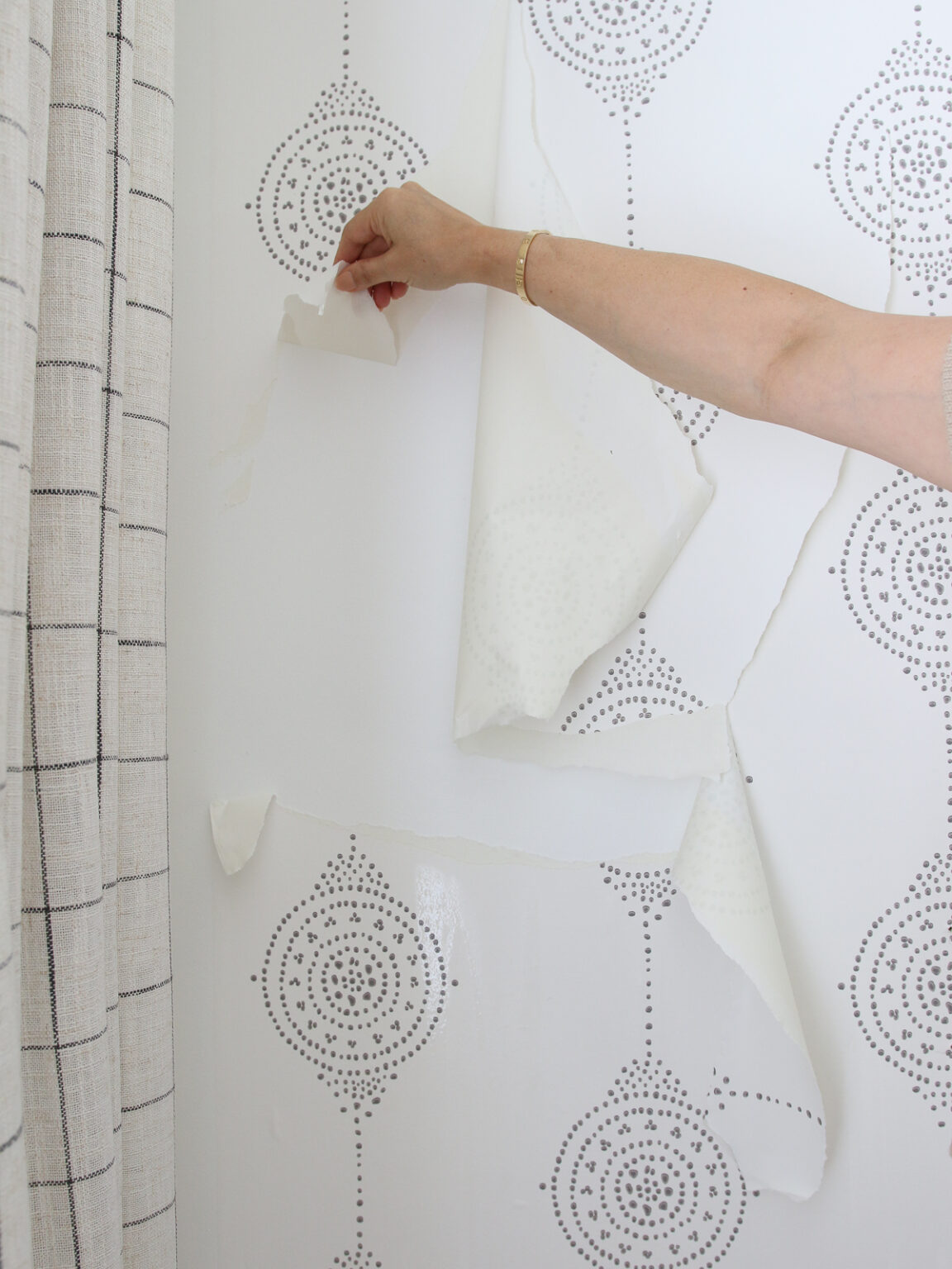 A Simple Guide to Hanging Wallpaper and Removing It - Stefana Silber